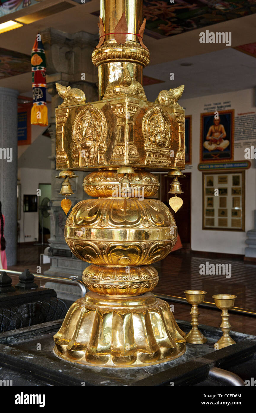 Hindu temple interior hi-res stock photography and images - Alamy