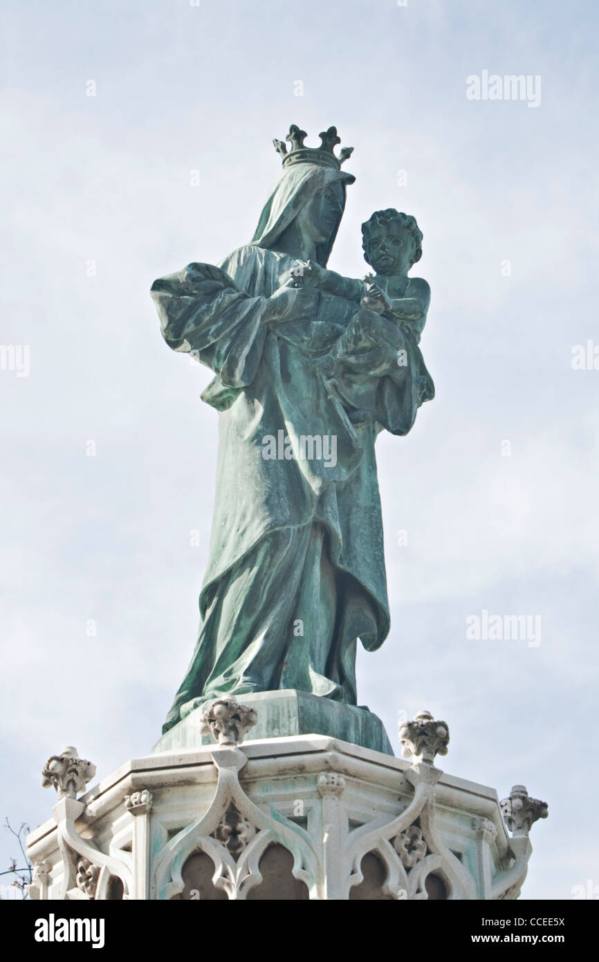 Virgin mary and infant jesus statue hi-res stock photography and images ...
