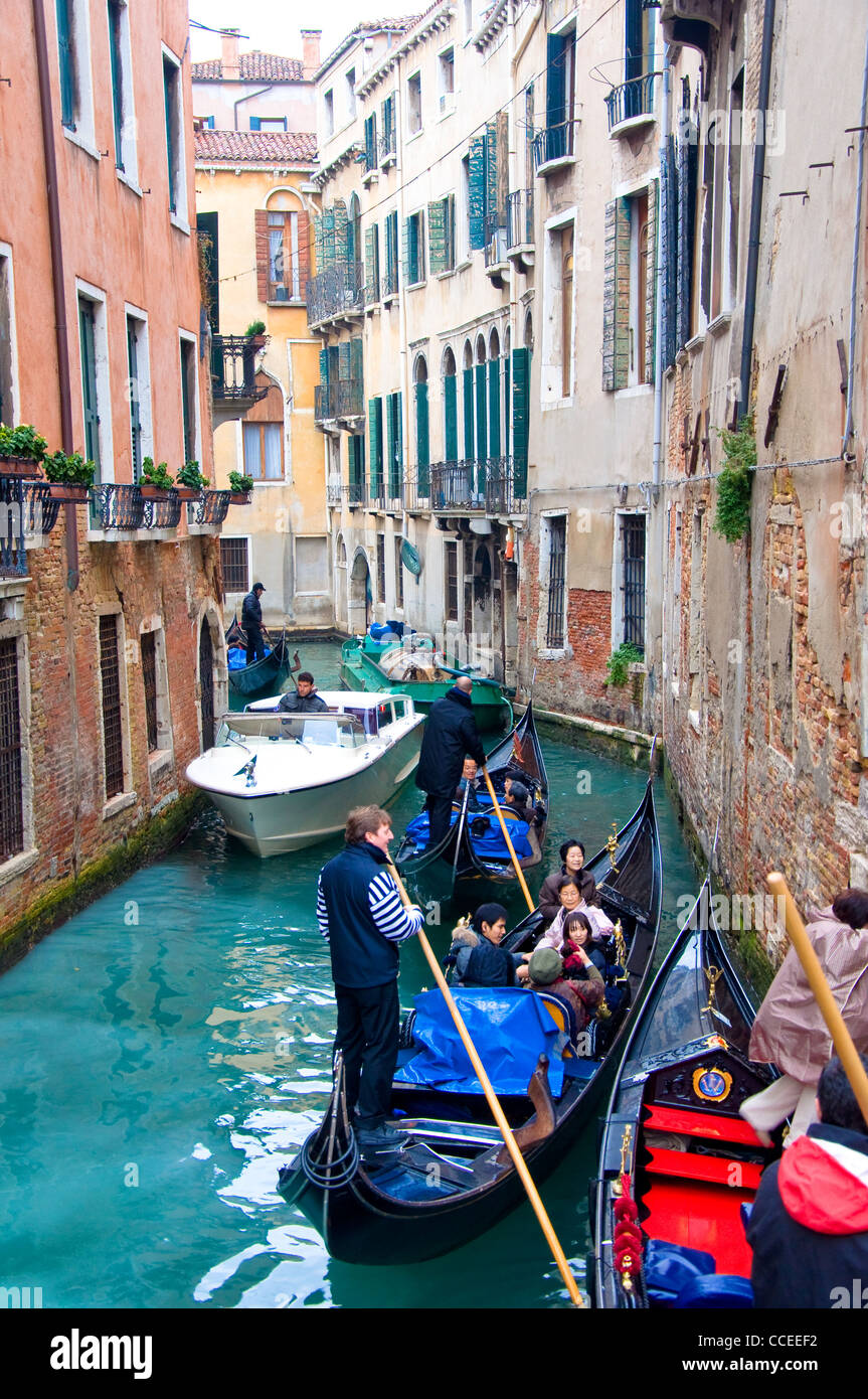 Gondolas venice italy canals tourists hi-res stock photography and ...