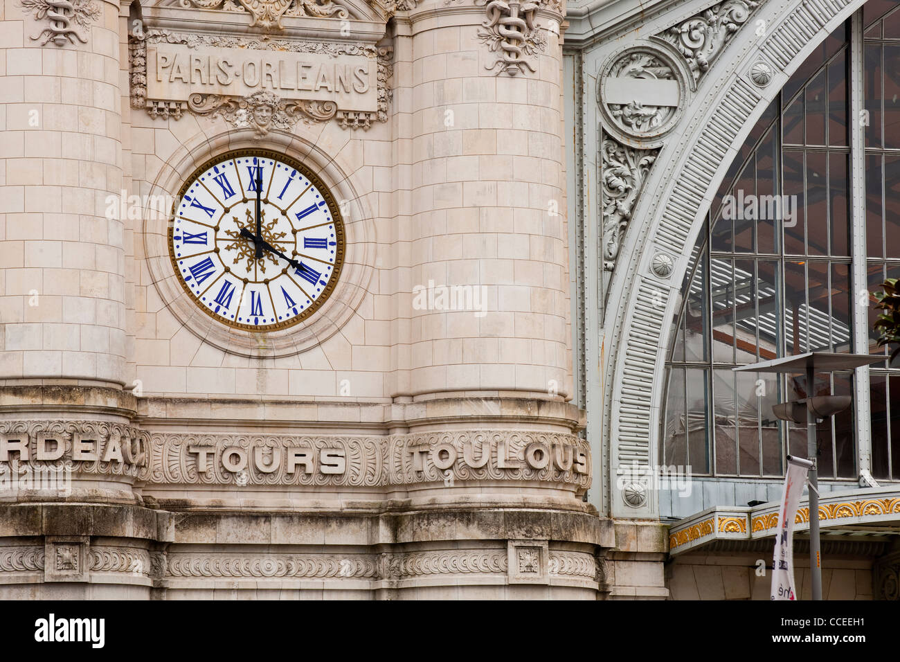 French station clock hi-res stock photography and images - Alamy