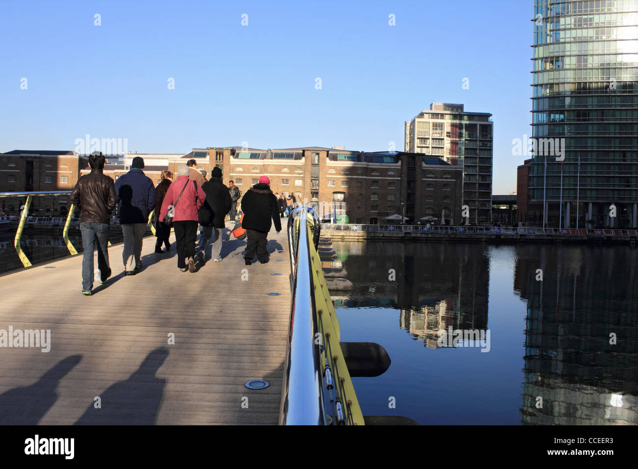Pontoon bridge to West India Quay from Canary Wharf, Docklands London ...