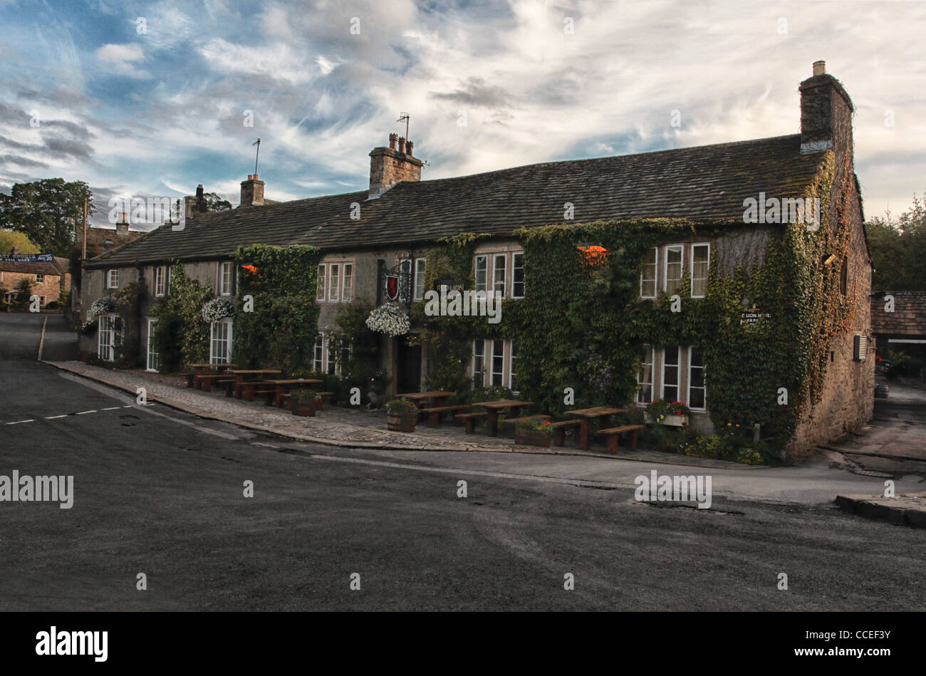 Red lion hotel burnsall hi-res stock photography and images - Alamy