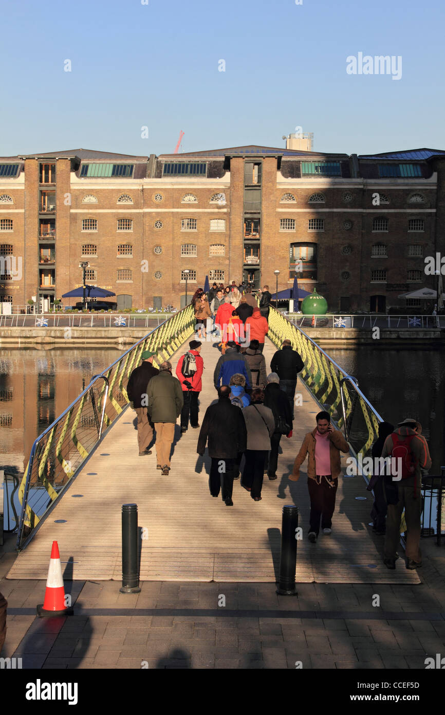 Pontoon bridge to West India Quay from Canary Wharf, Docklands London ...