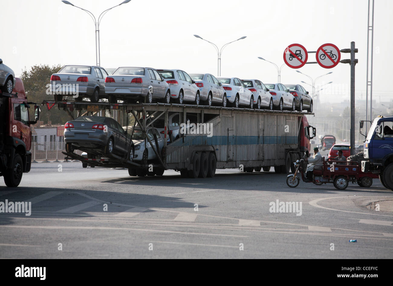 Cars being transported hi-res stock photography and images - Alamy