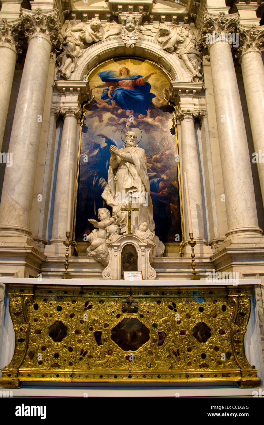 Church altar hi-res stock photography and images - Alamy
