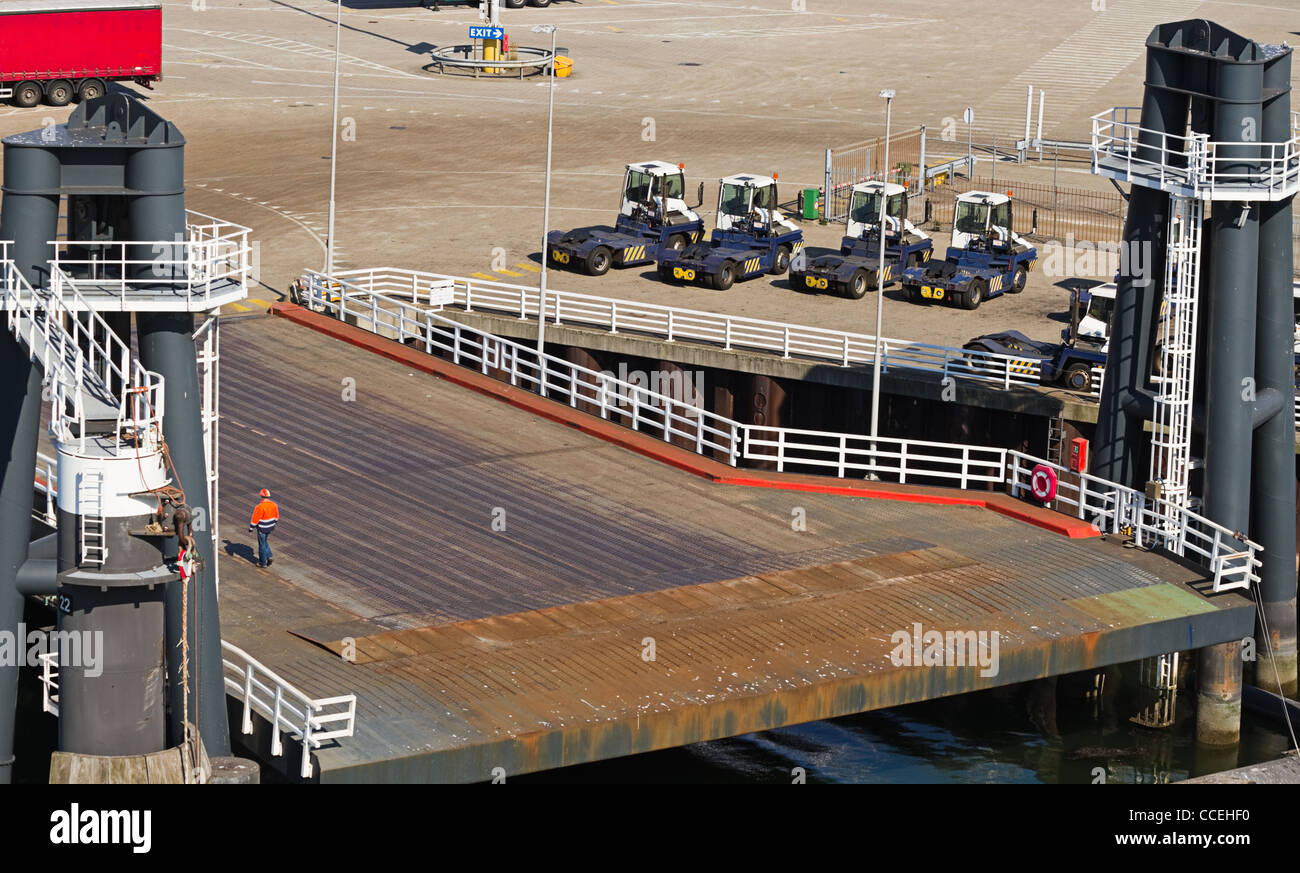 Large ships hi-res stock photography and images - Alamy