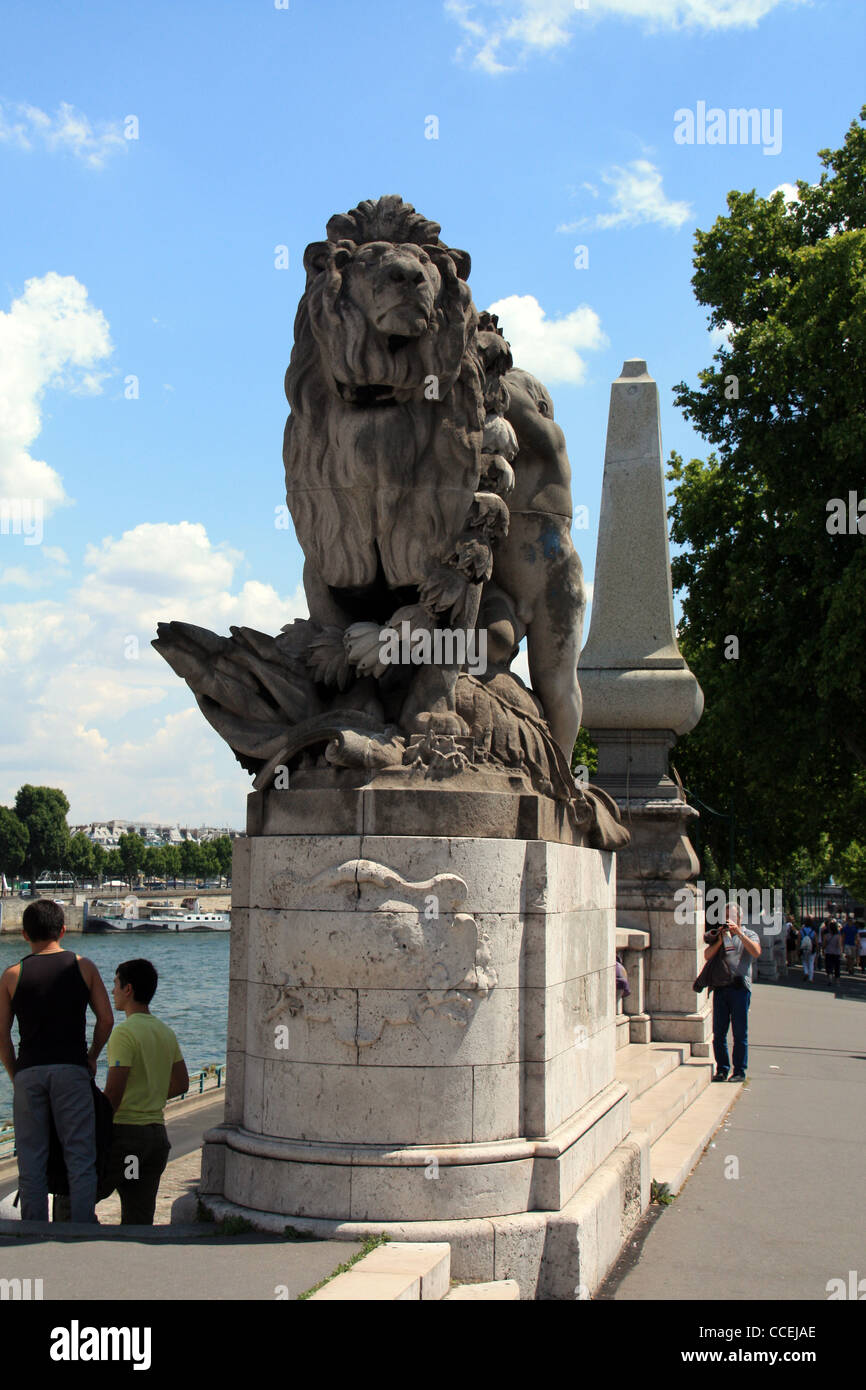 Paris stone gold statue hi-res stock photography and images - Alamy