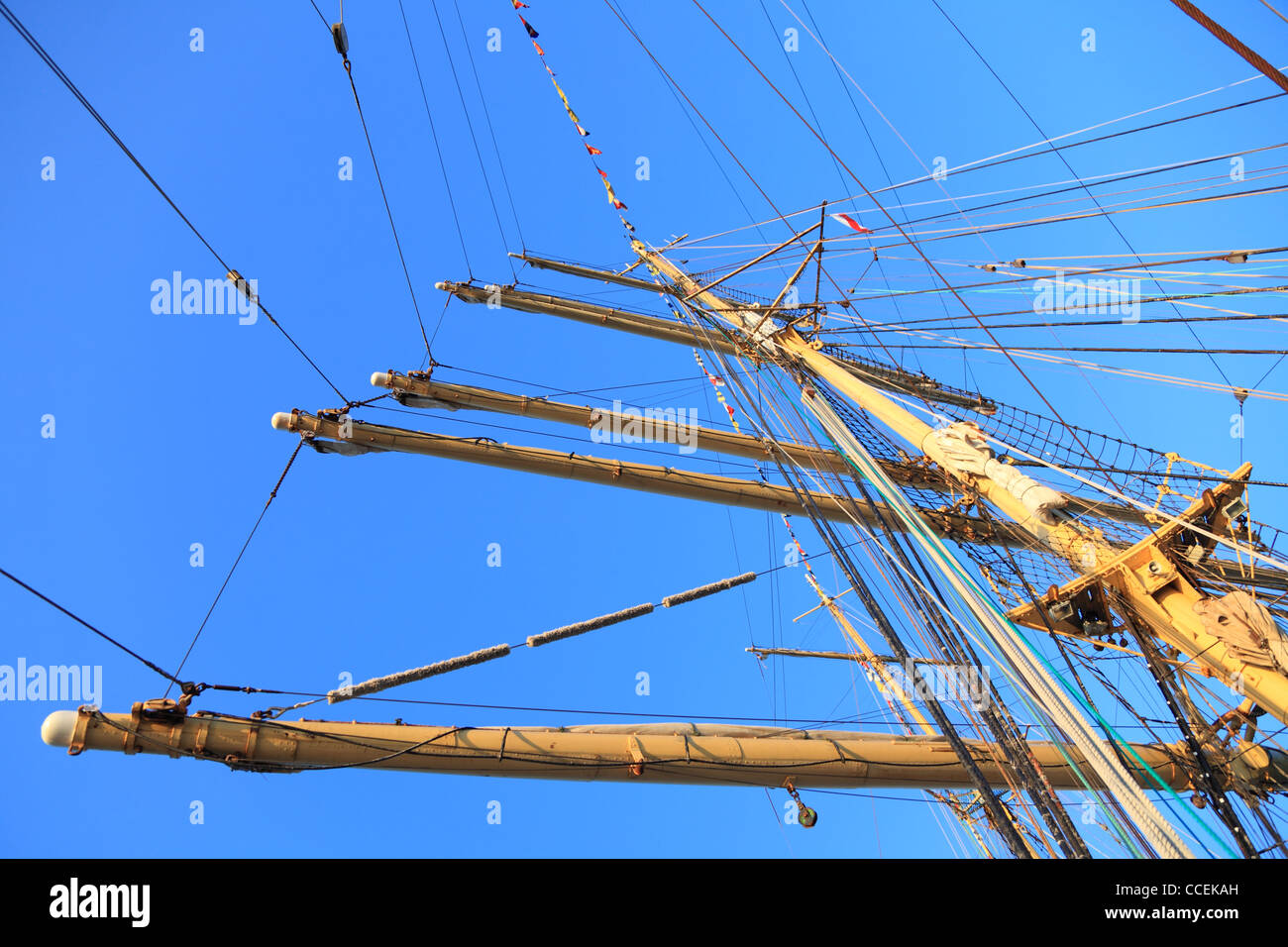 Old Ship tackles on the frigate Stock Photo - Alamy