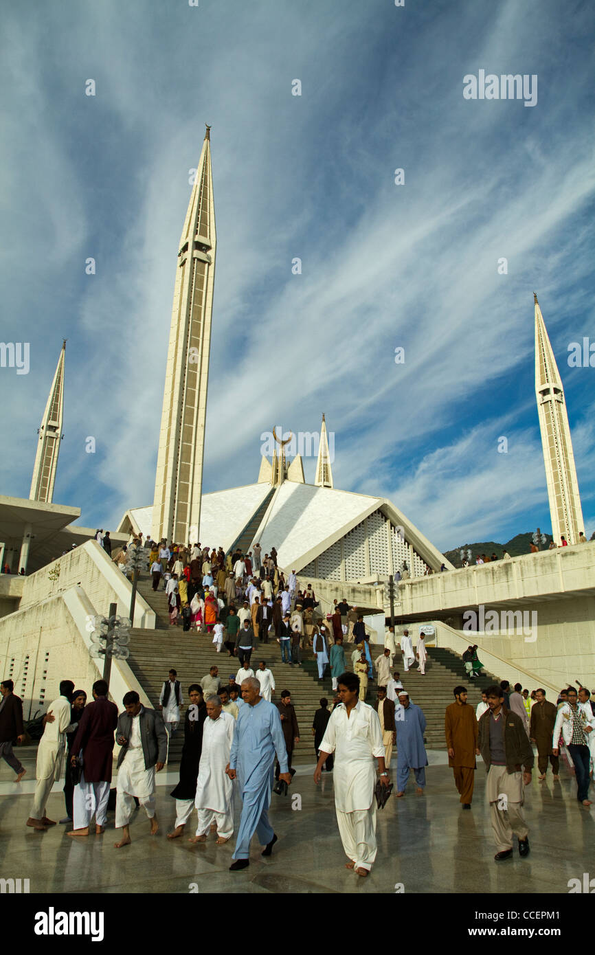King Faisal Mosque and prayers Islamabad Pakistan Stock Photo - Alamy