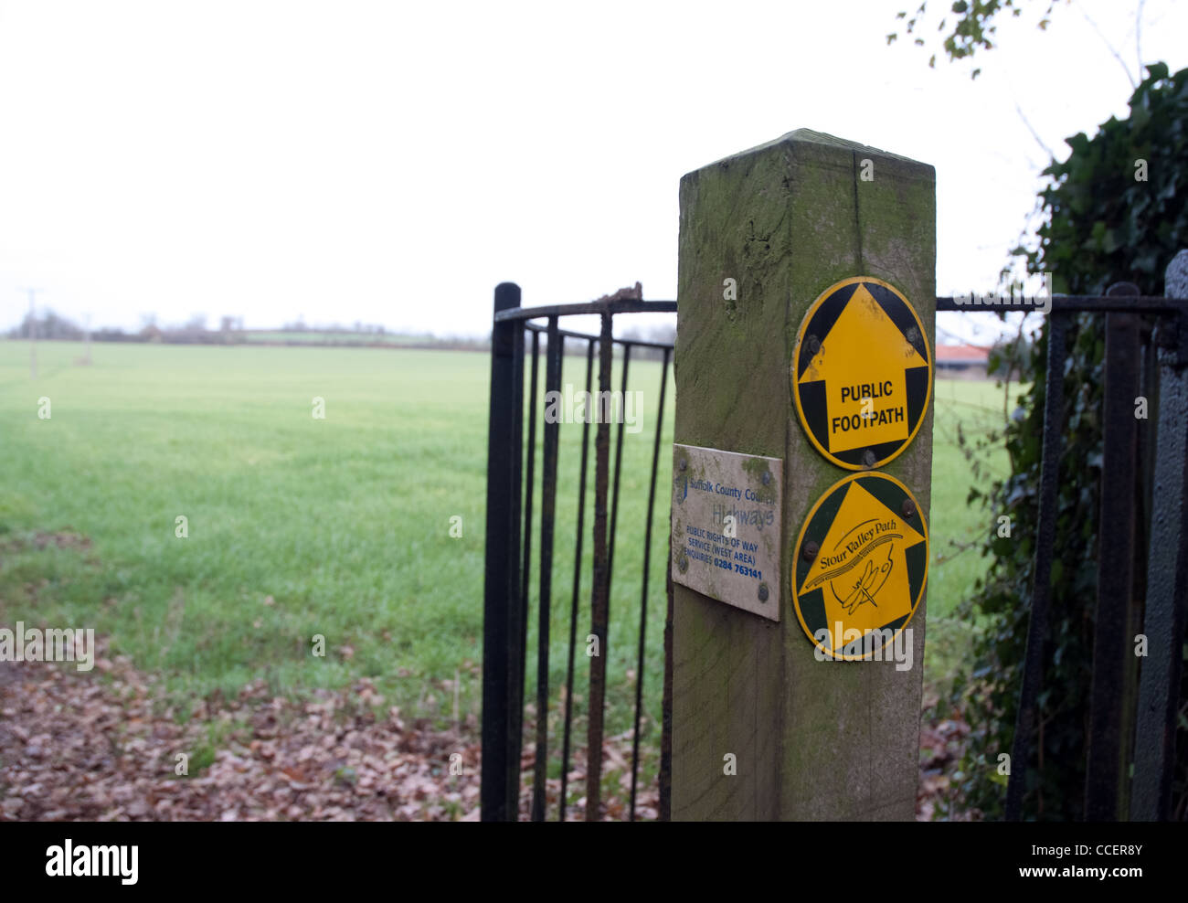 Public footpath arrow hi-res stock photography and images - Alamy