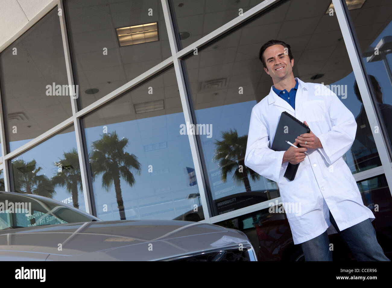 Front showroom hi-res stock photography and images - Alamy