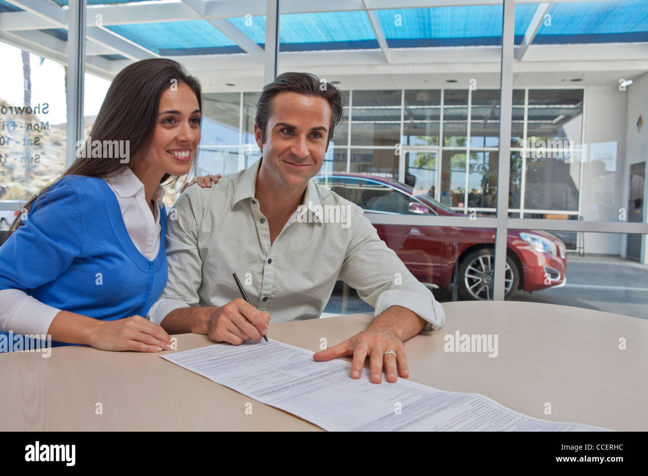 Couple signing documents hi-res stock photography and images - Alamy