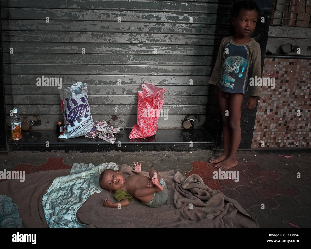 Homeless street child in mumbai hi-res stock photography and images - Alamy