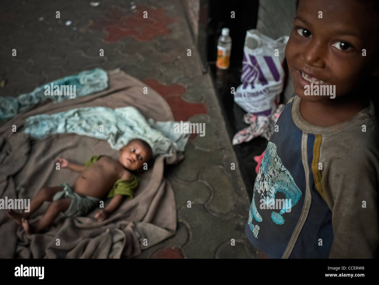 Homeless street child in mumbai hi-res stock photography and images - Alamy