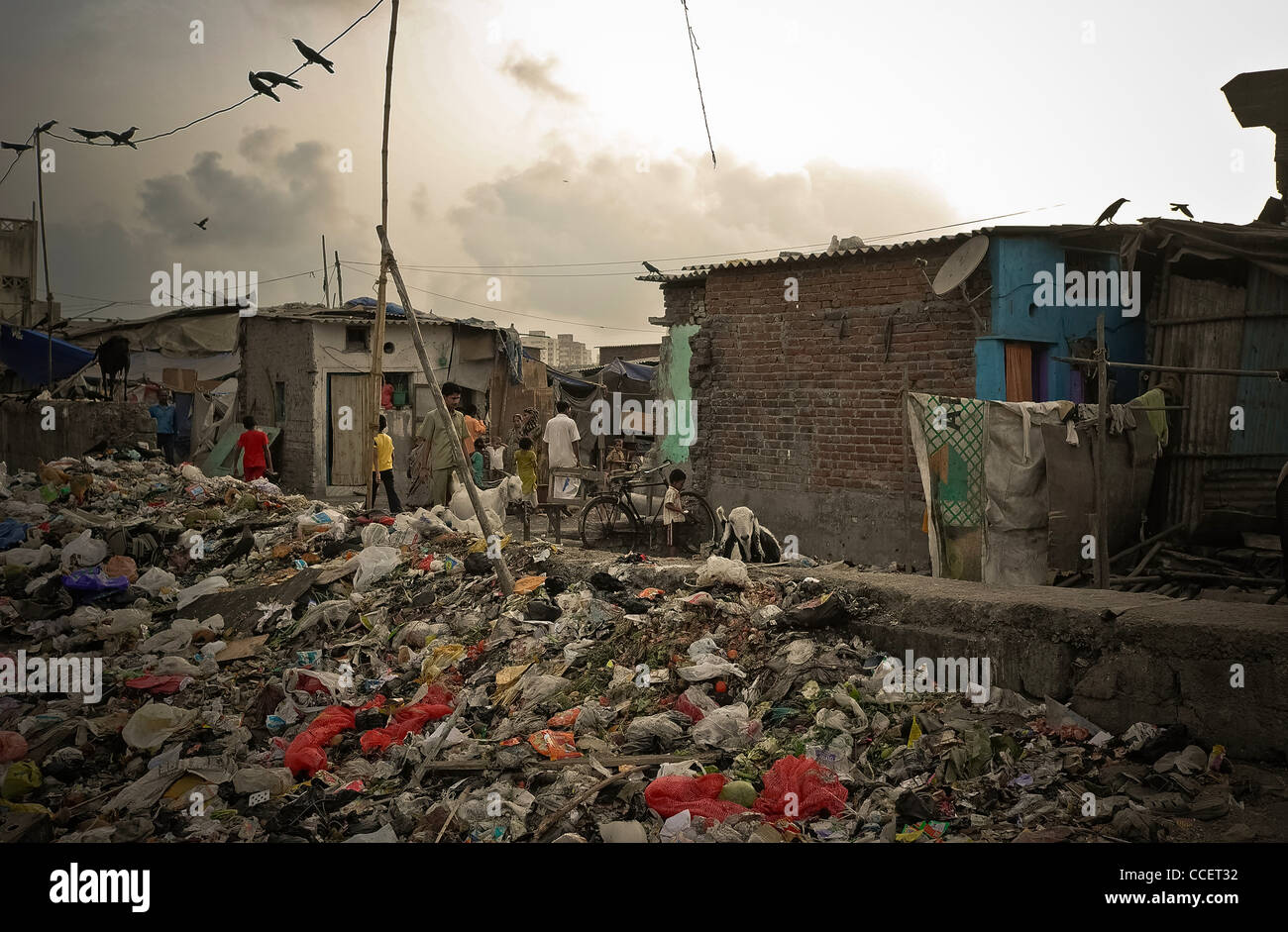 Mumbai slum colaba hi-res stock photography and images - Alamy