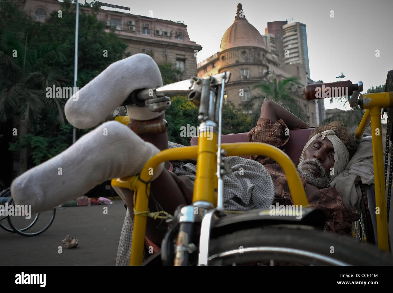 Bombay, The accident of a truck driver Stock Photo - Alamy