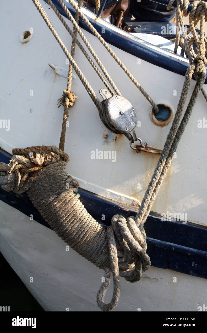 Wooden pulley and rope on an old boat Stock Photo - Alamy