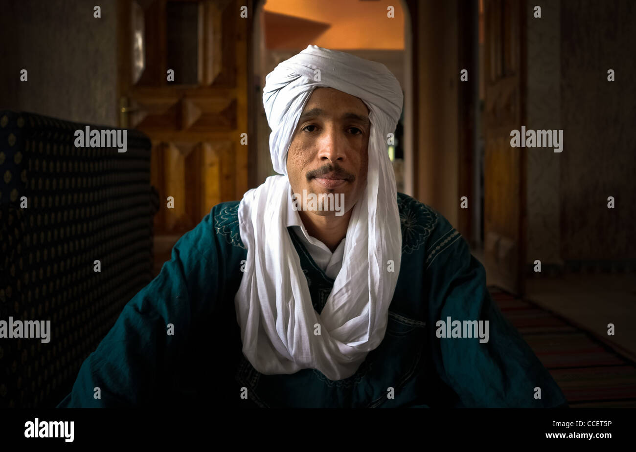 Trip in Morocco, The guide of the blue men Stock Photo - Alamy