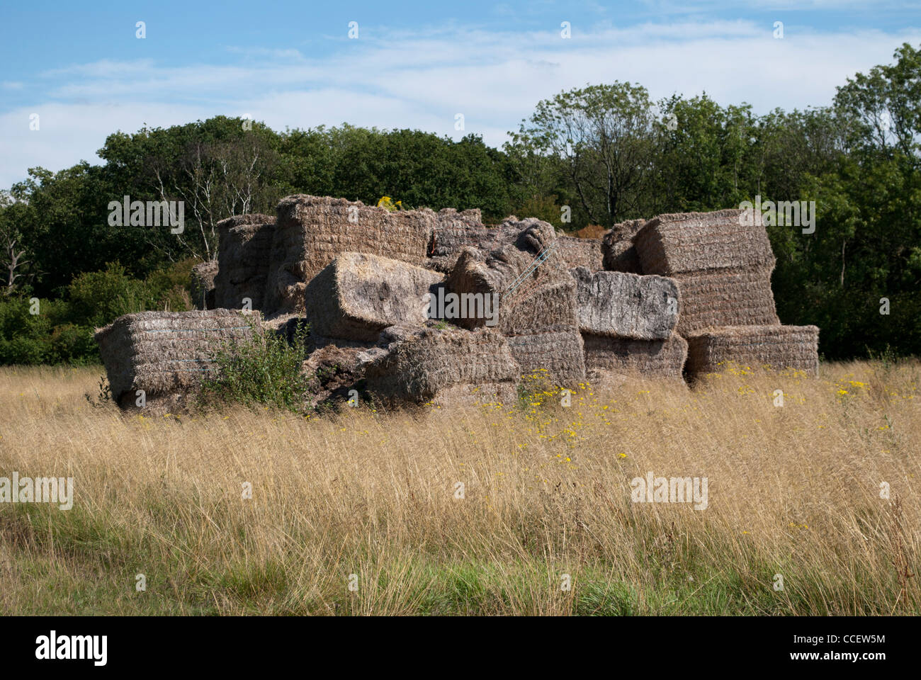 Large hay mound hi-res stock photography and images - Alamy