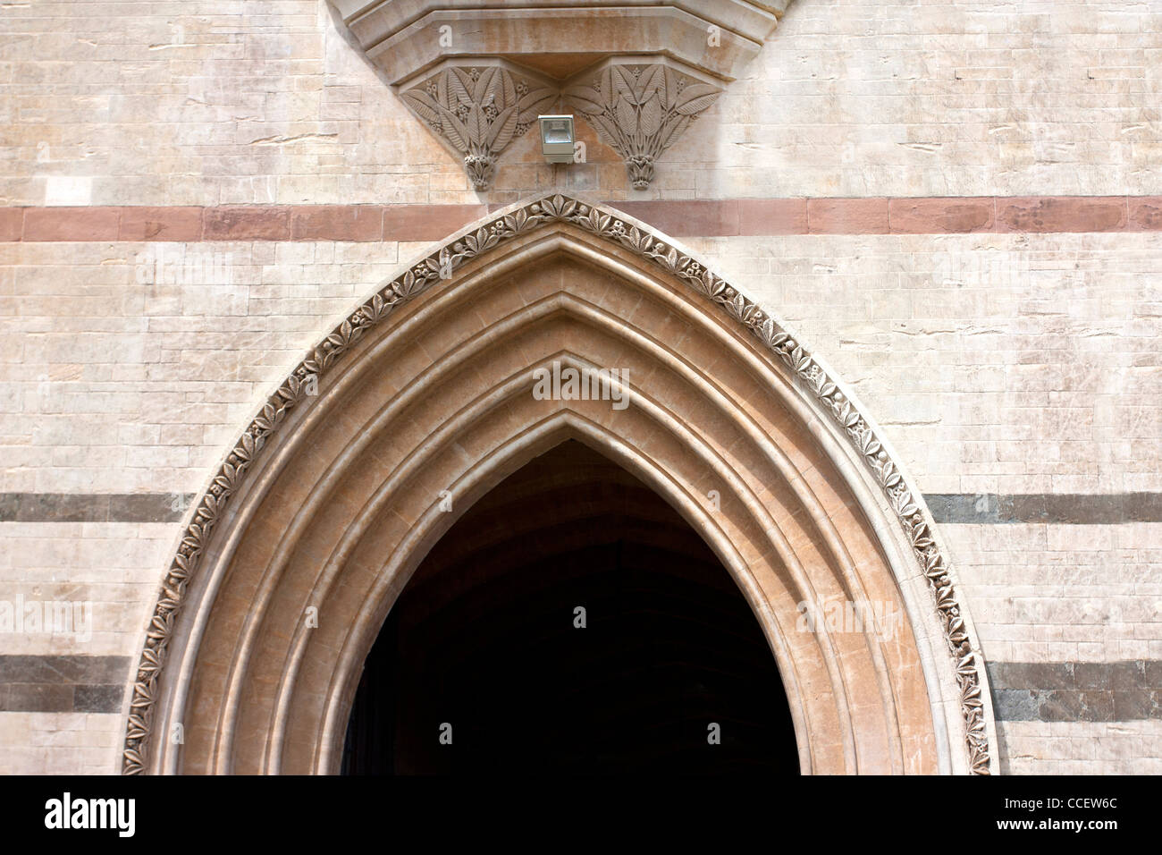 Gothic stone arch hi-res stock photography and images - Alamy