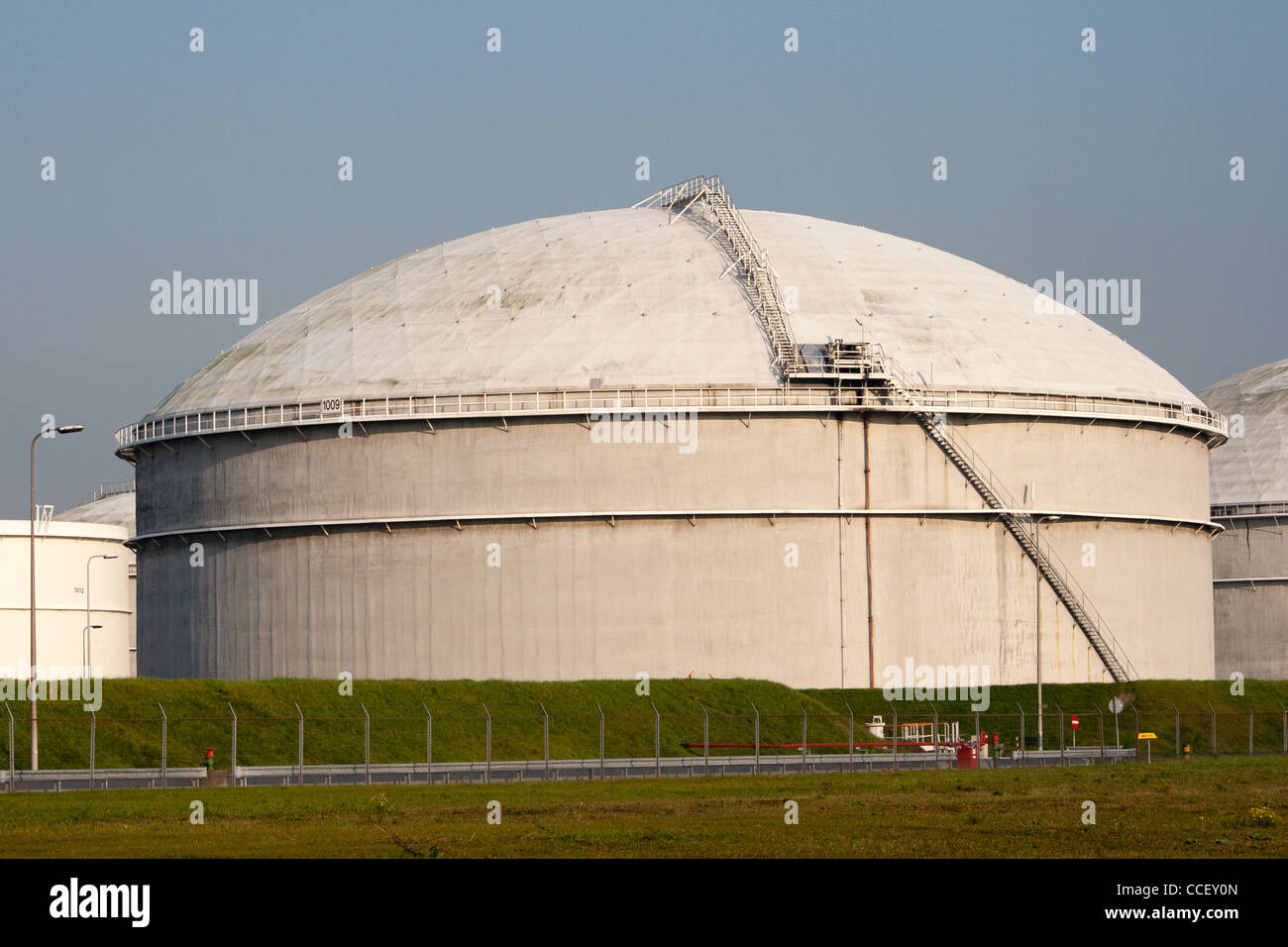 Oil reservoir hi-res stock photography and images - Alamy