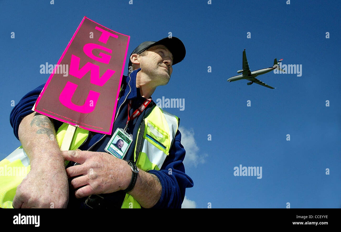 Airport workers picket line hi-res stock photography and images - Alamy