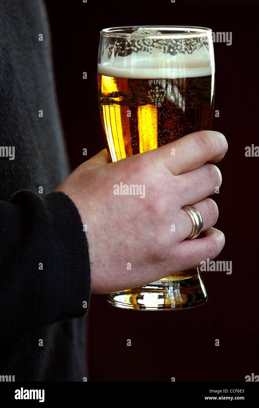 Man holding a pint of Beer Stock Photo - Alamy