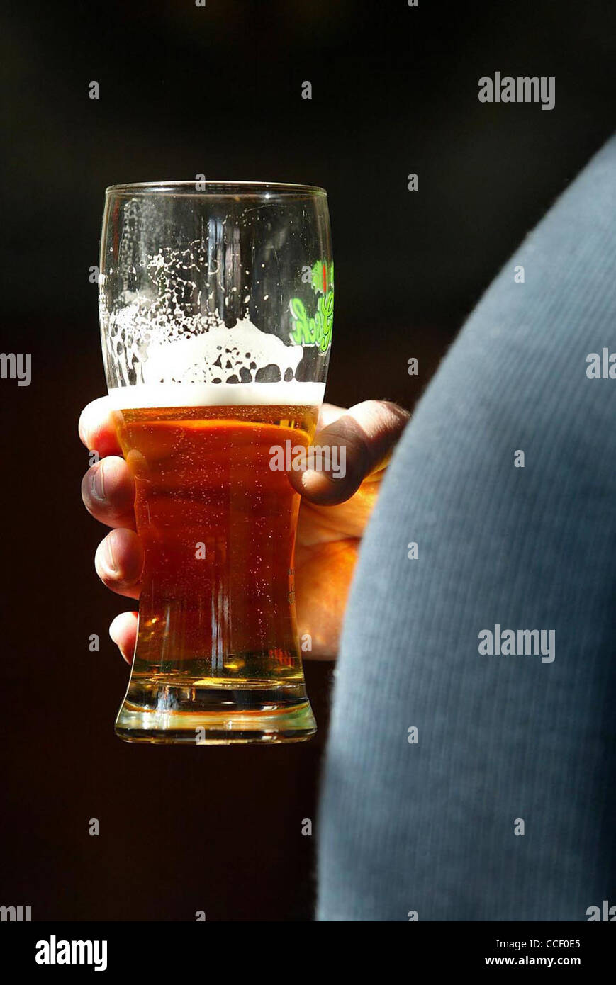 Man holding a pint of Beer Stock Photo - Alamy