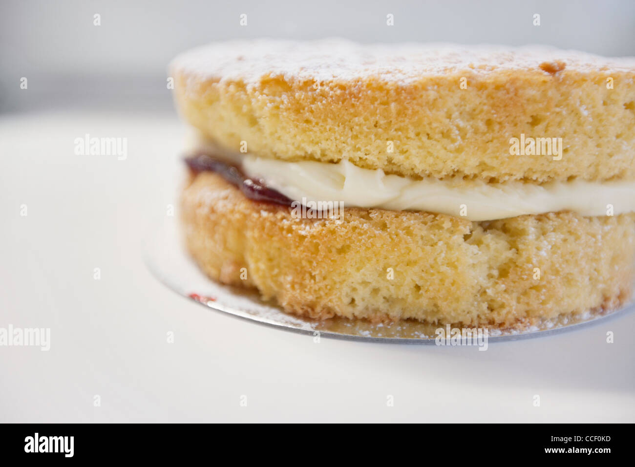 Close-up view of Victoria sponge cake Stock Photo - Alamy