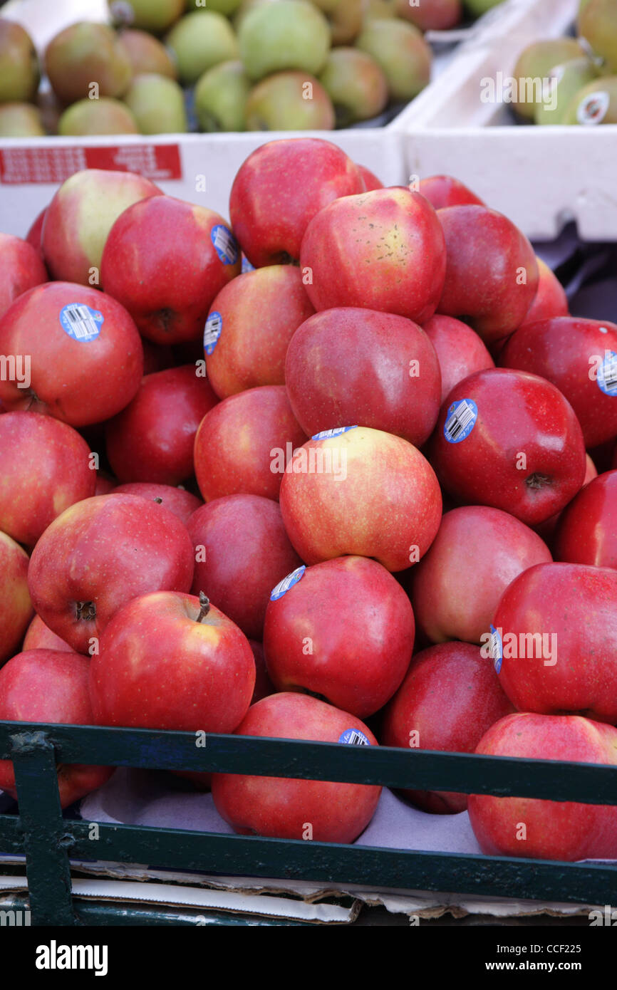 Apple apples stall hi-res stock photography and images - Alamy