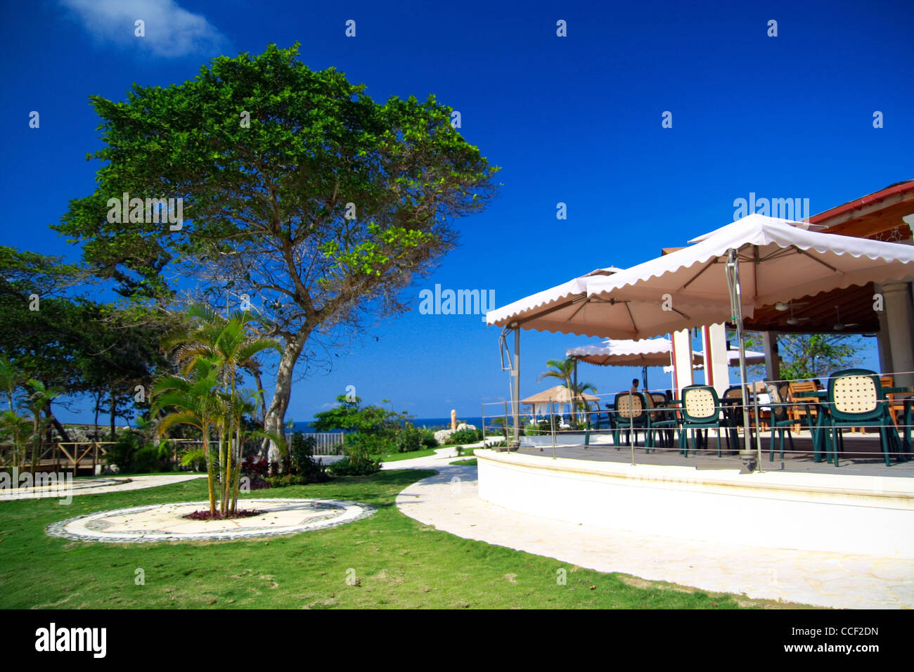 Summer dining outdoors restaurant hi-res stock photography and images ...