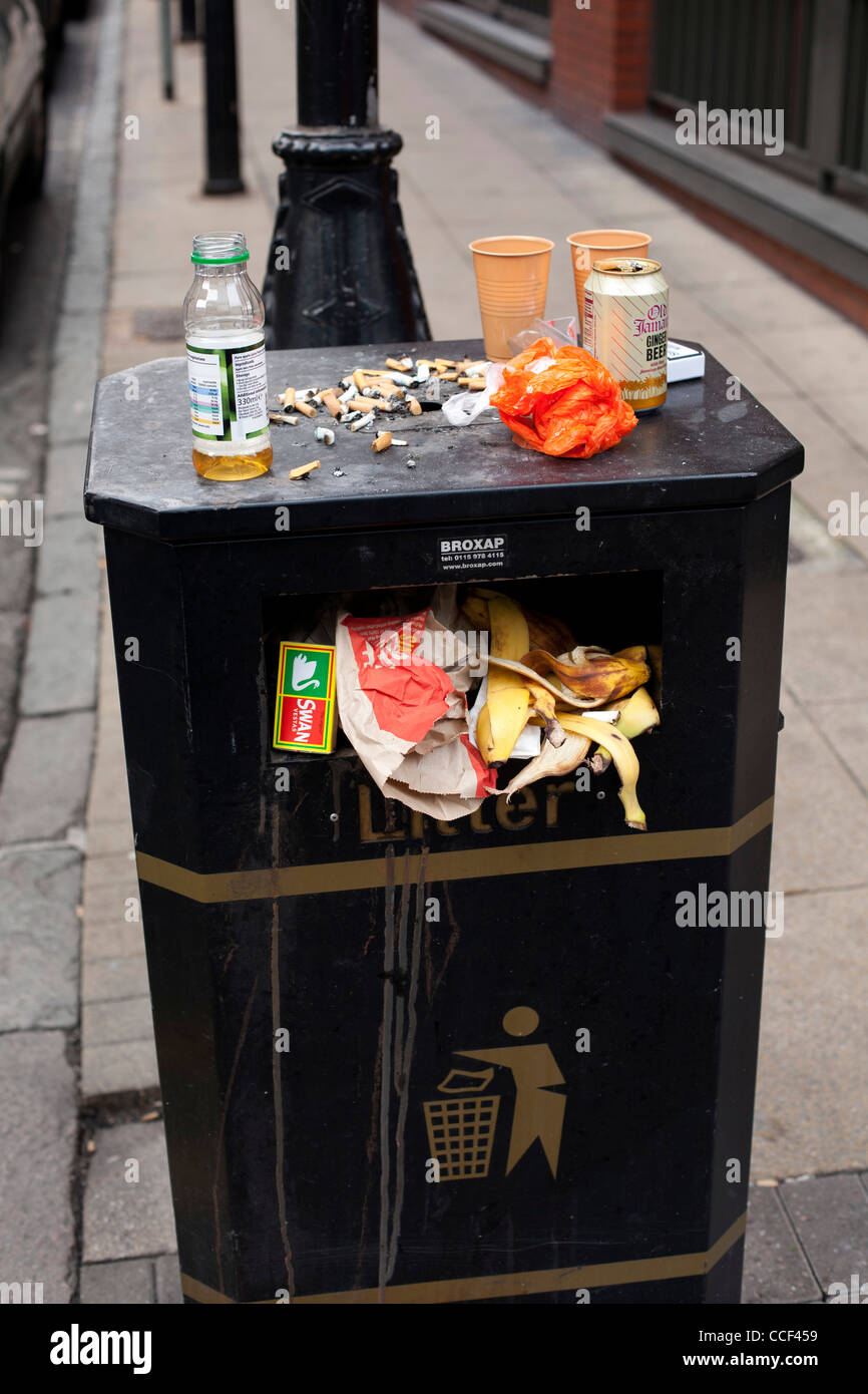 Overflowing litter bin uk hi-res stock photography and images - Alamy
