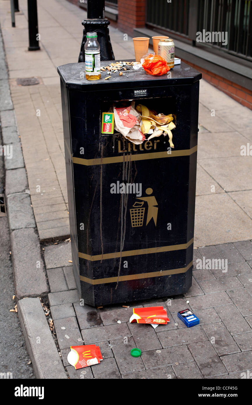 An overflowing rubbish bin in Barwick Street, Central Birmingham, UK ...