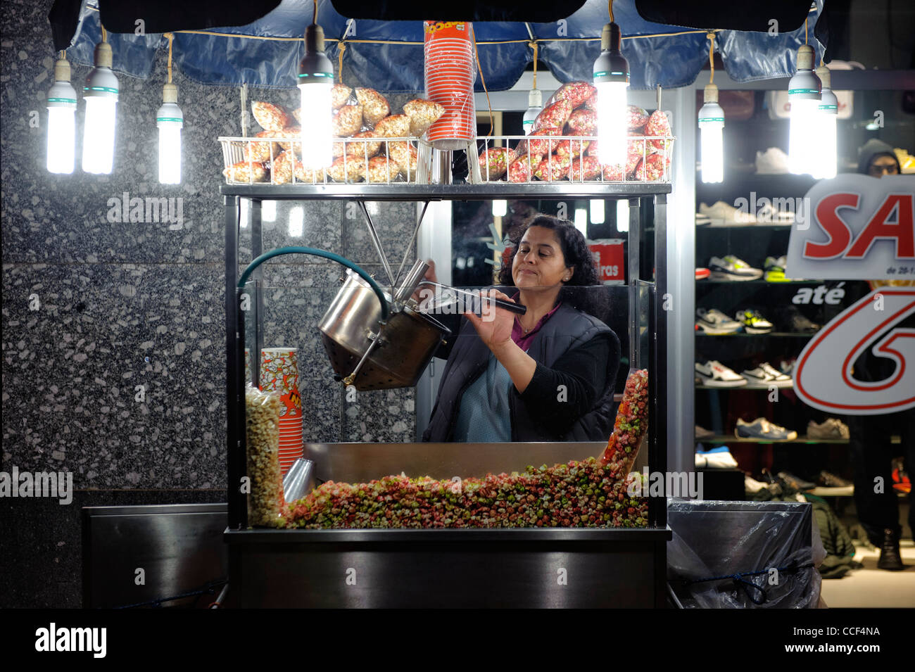 Vendor popcorn hi-res stock photography and images - Alamy
