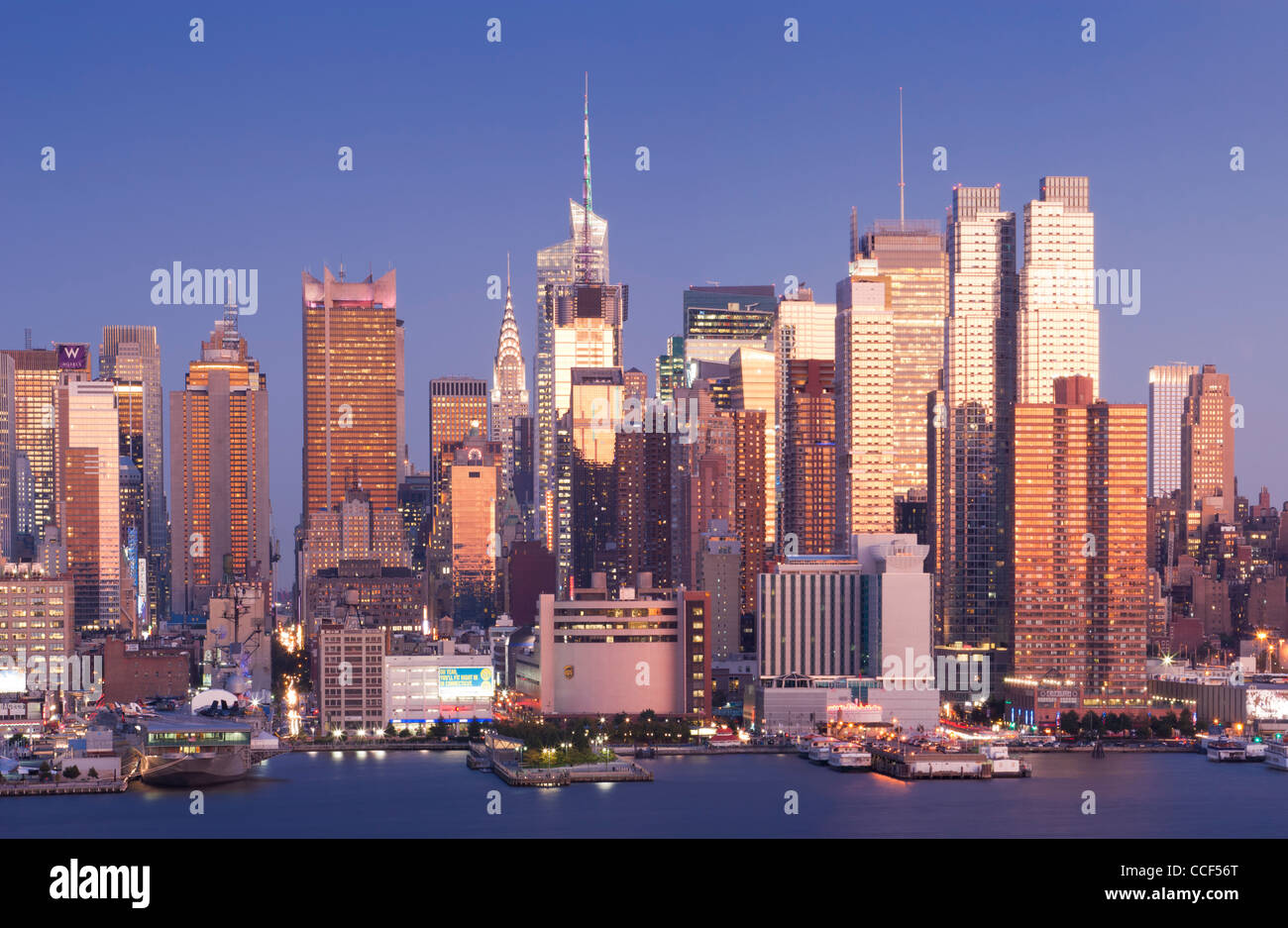 Sunset over the Midtown Manhattan Skyline paints the skyscrapers gold ...