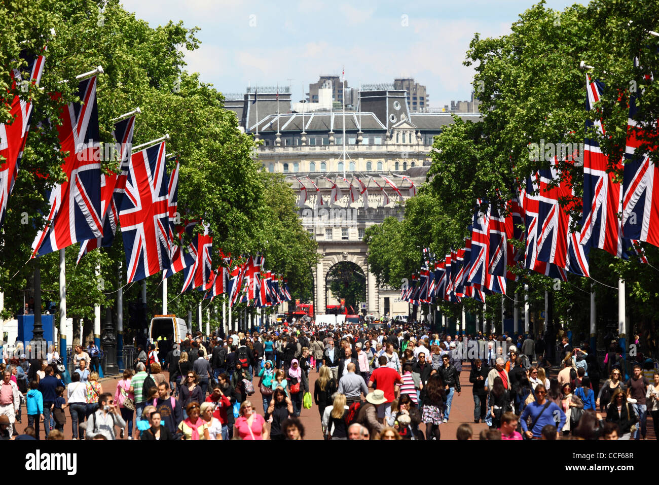 The mall london crowd flags hi-res stock photography and images - Alamy