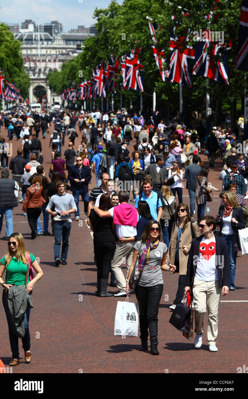 London tourist crowd flag hi-res stock photography and images - Alamy