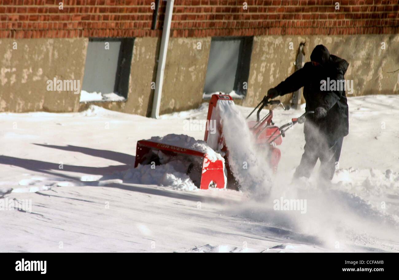 Dec. 27, 2010 - New York, New York, U.S. - Brooklyn residents start to ...
