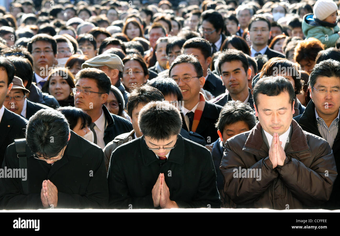 Japan business people praying hi-res stock photography and images - Alamy