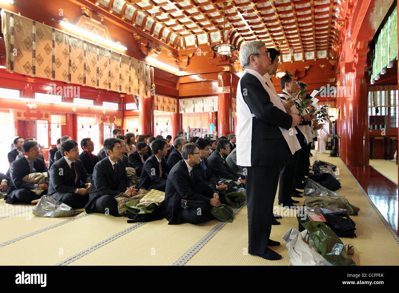 Jan. 4, 2011 - Tokyo, Japan - Japanese businessmen pray for the ...