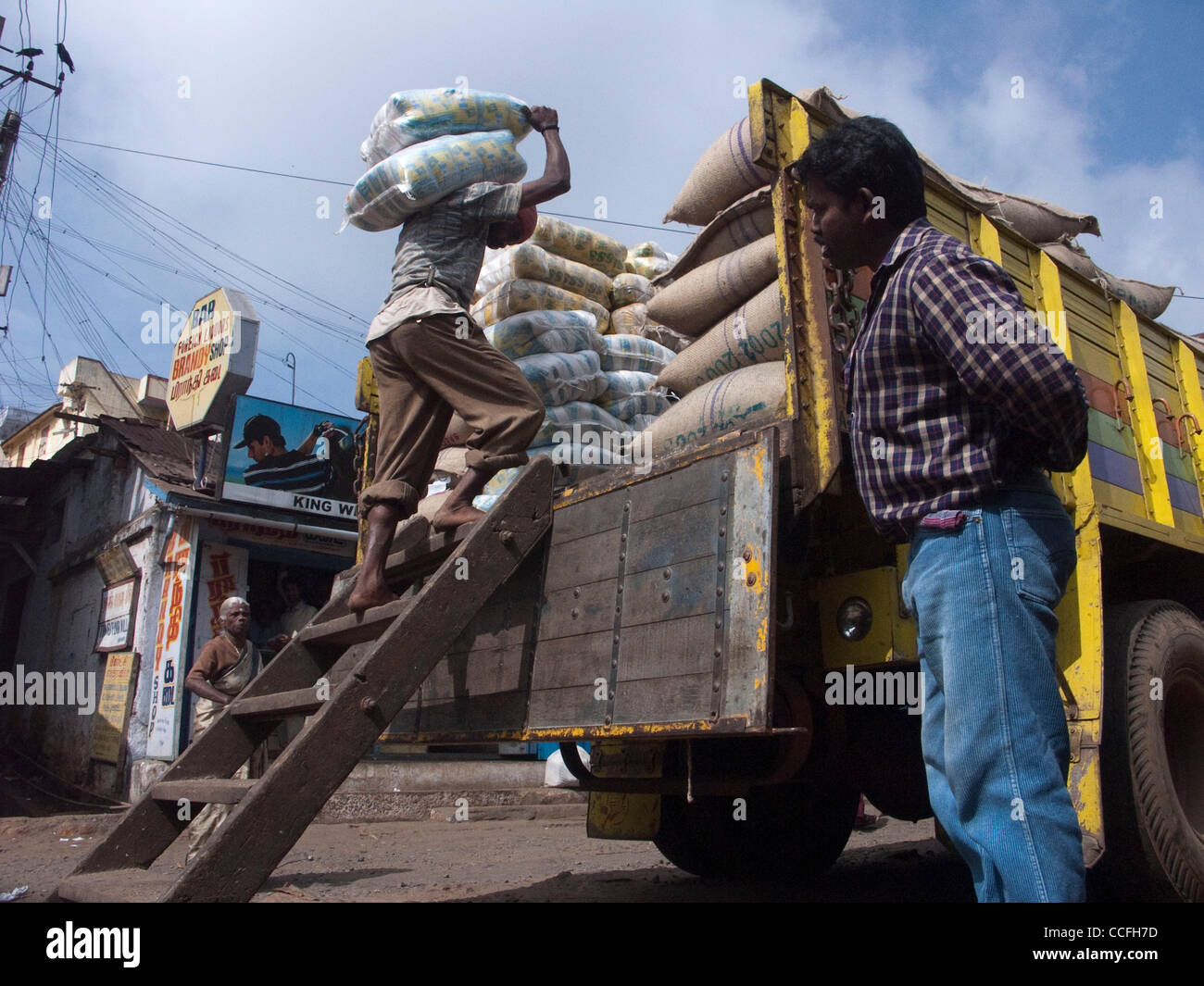 Laborers load trucks in Kannur Tamil Nadu state India Stock Photo - Alamy