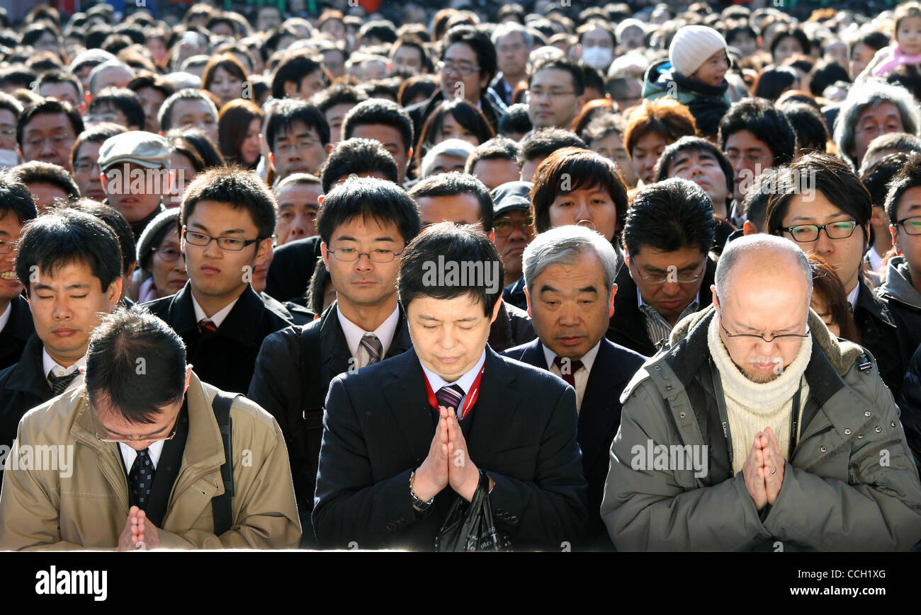 Jan. 4, 2011 - Tokyo, Japan - Japanese businessmen pray for the ...