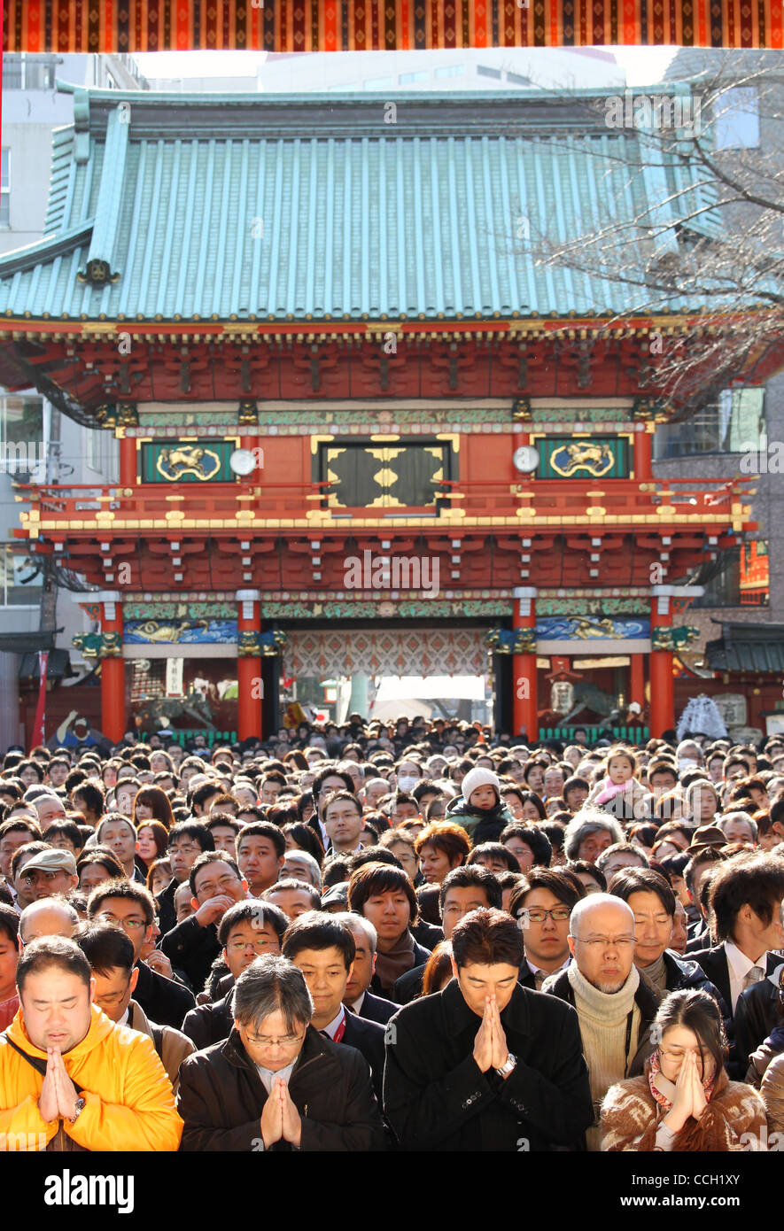 Jan. 4, 2011 - Tokyo, Japan - Japanese businessmen pray for the ...