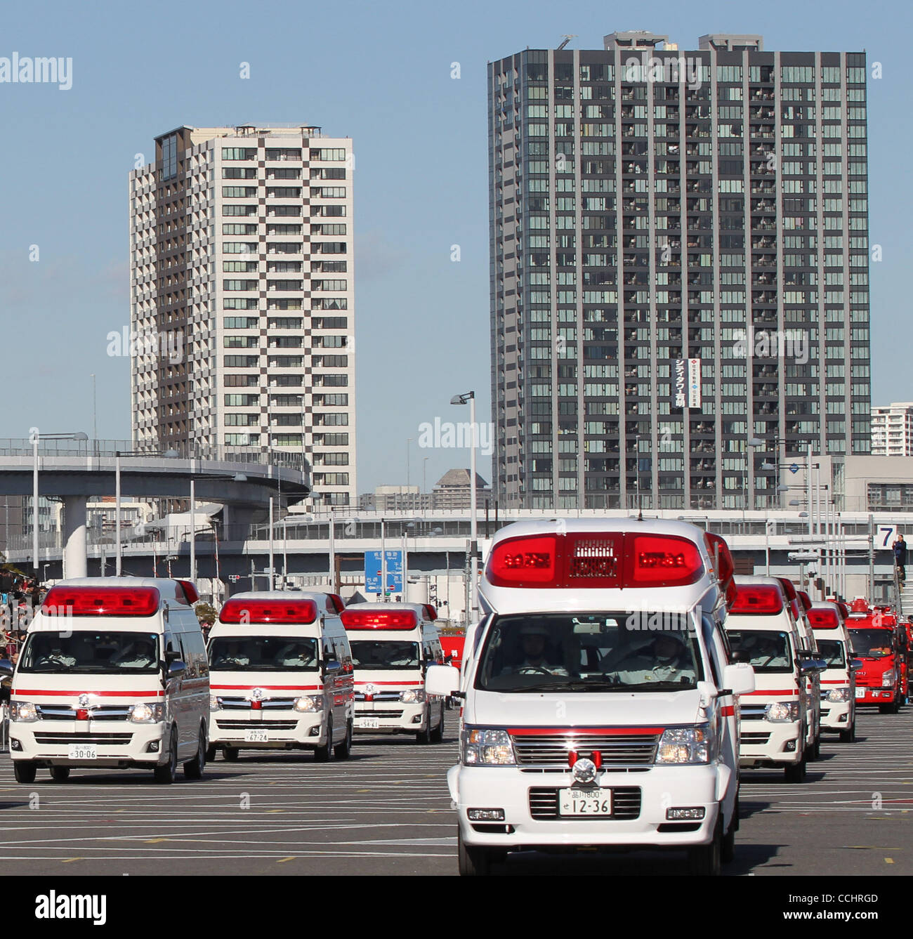 Ambulances in tokyo hi-res stock photography and images - Alamy