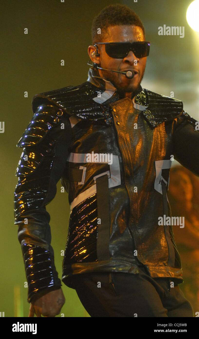 Dec 13, 2010 - New York, New York, U.S. - USHER performing live in ...