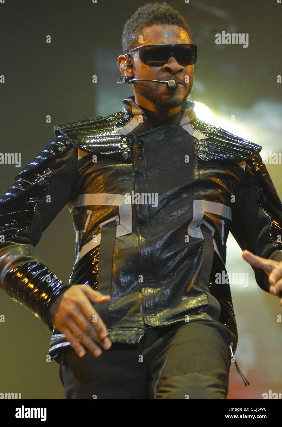 Dec 13, 2010 - New York, New York, U.S. - USHER performing live in ...