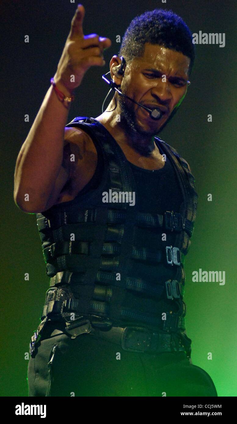 Dec 13, 2010 - New York, New York, U.S. - USHER performing live in ...