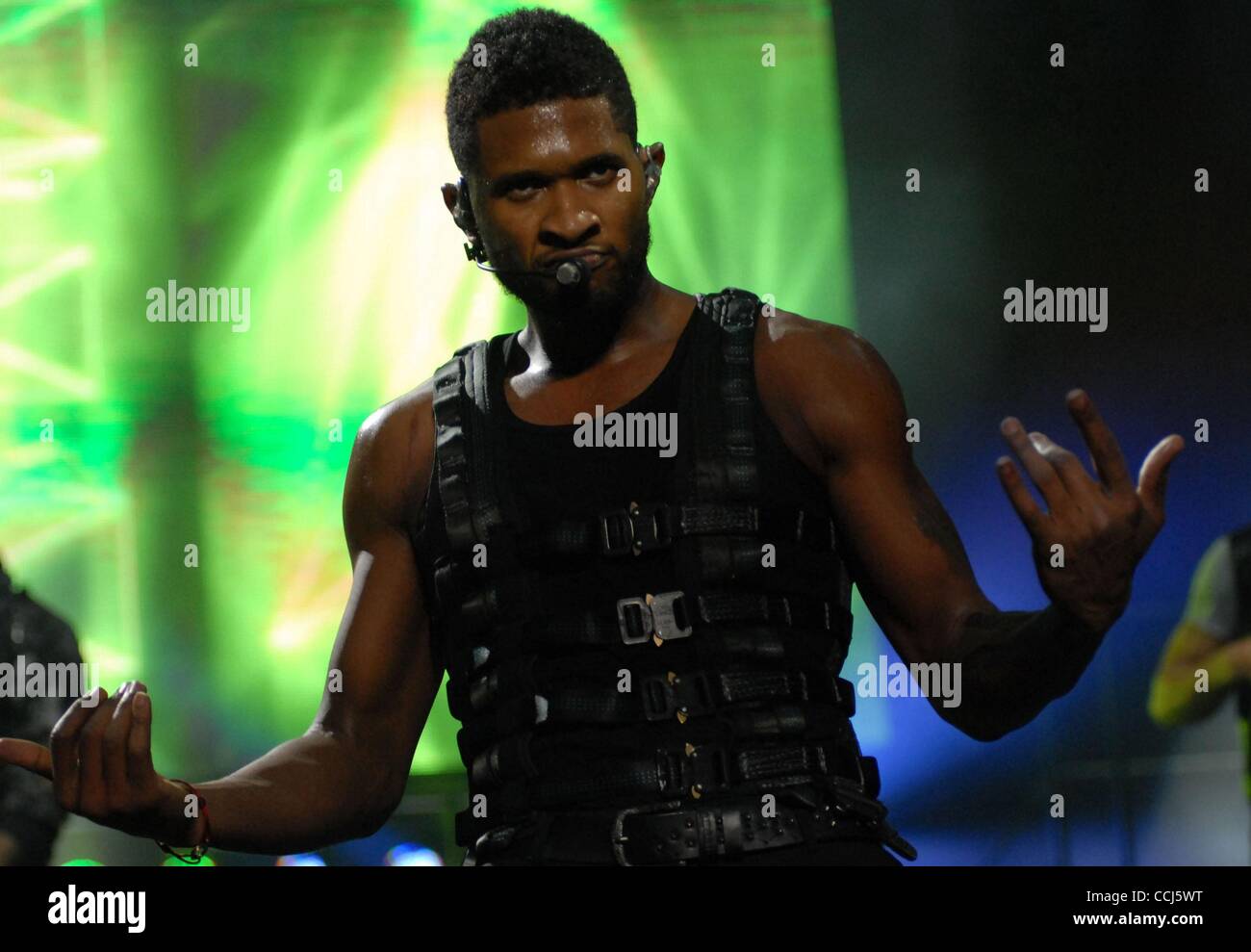 Dec 13, 2010 - New York, New York, U.S. - USHER performing live in ...