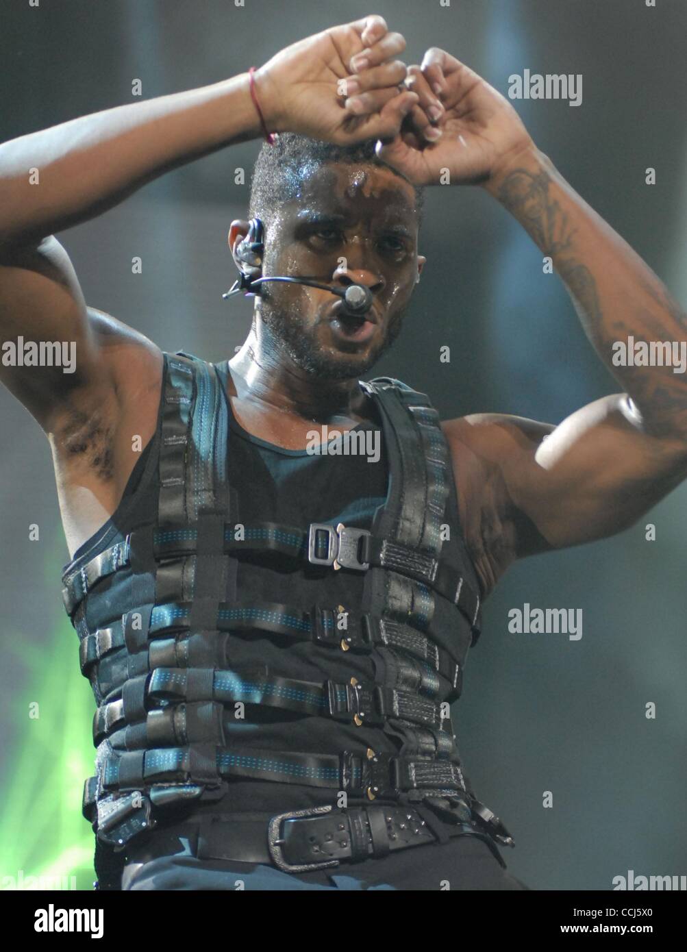Dec 13, 2010 - New York, New York, U.S. - USHER performing live in ...