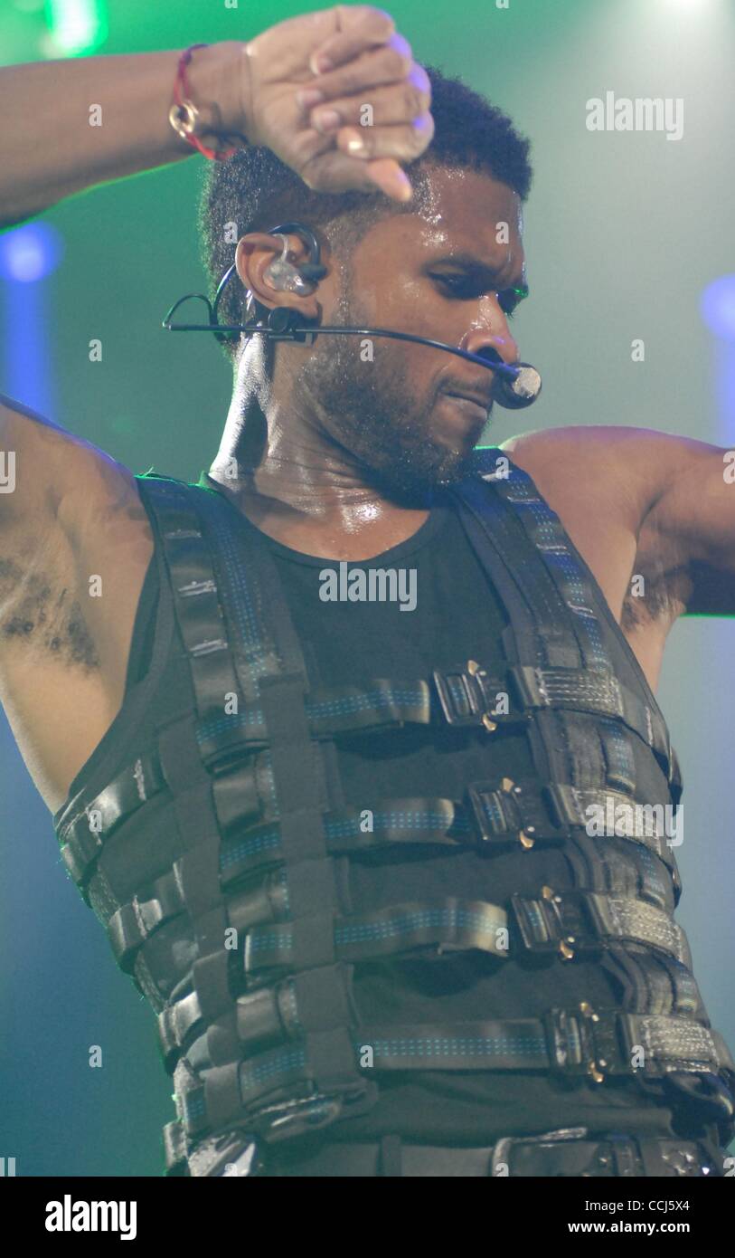 Dec 13, 2010 - New York, New York, U.S. - USHER performing live in ...